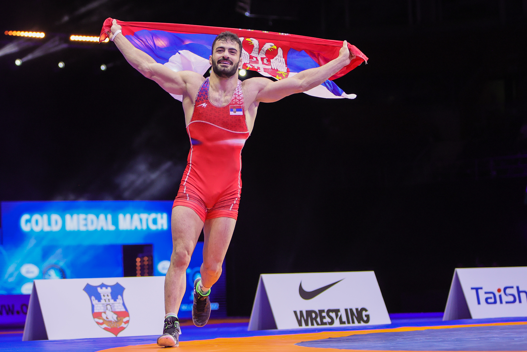 Makhmudov devient le premier champion du monde kirghize masculin | United World Wrestling